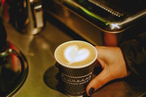 갓 양조 거품 거품 같은 거품 예술 데운 우유 따뜻한 음료 라떼 라떼 아트 러스틱 마키아토 모카 목조 테이블