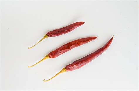 흰 배경에 고립 된 말린 붉은 칠리 또는 칠리 카이엔 고추 잘라내길 0명에 대한 스톡 사진 및 기타 이미지 0명 건강한 생활방식 건조한 Istock