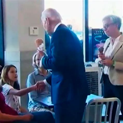 Espeluznante” Encuentran Los Norteamericanos Ver A Joe Biden Oliendo” El Cabello De Una