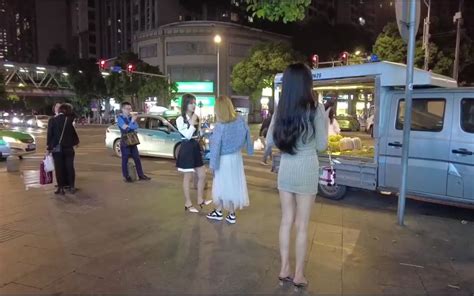 街拍穿搭 完美身材 都市夜色，灯红酒绿的夜晚，美女如云，长腿小姐姐个个貌美如花，满眼尽是青春时尚气息，感受生活的热闹与美丽