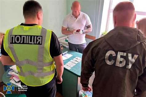 СБУ викрила корупційну схему у юридичному коледжі у Чернівцях від студентів вимагали 6 тисяч