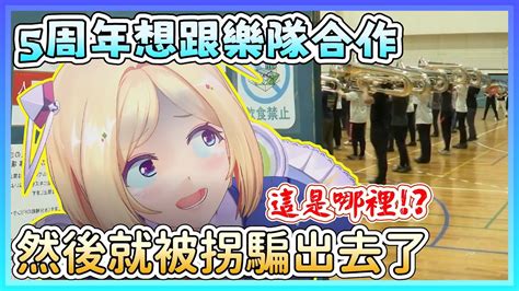AKI一大早就被STAFF騙去一大堆人的地方差點沒被嚇個半死只敢躲在門後偷看STAFF我感動的都要哭了AKI你絕對是在偷笑吧