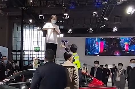 刹车失灵案件落槌，特斯拉车顶维权女车主败诉 历时两年所谓的“刹车失灵”的两个关联案件终于落槌。2021上海车展本来应该是各大厂商推出概念车、新