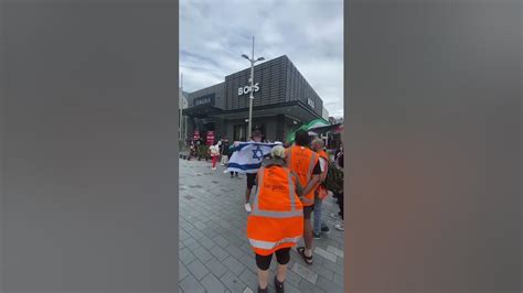 شابة تسرق العلم الإسرائيلي من شاب إسرائيلي في حادث غير متوقعأوموقف