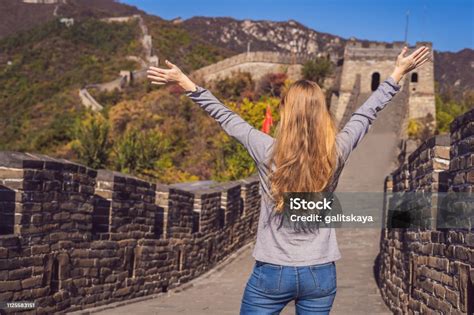 행복 한 명랑 즐거운 관광 여행 웃 고 웃 고 춤 아시아에서 휴가 여행 동안에 재미과 중국의 만리 장성에서 여자 여자를 방문 하 고 중국 대상 관광 거리에 대한 스톡 사진