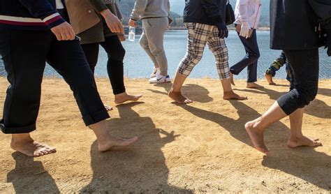 뷰파인더 너머 61 맨발 걷기 어싱earthing 살기 위해 걷습니다