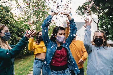 친구들이 야외에서 춤을 추는 동안 색종이와 함께 축하하고 있습니다 공원에 대한 스톡 사진 및 기타 이미지 공원 춤 파티
