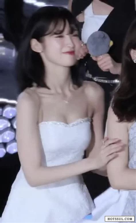 오프숄더 드레스입고 섹시해진 오마이걸 아린 어깨라인