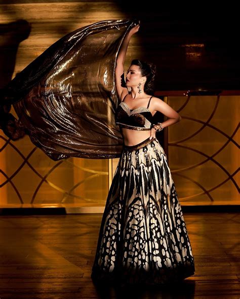 Sunny Leone బ్లాక్ డ్రెస్‌లో సన్నీ లియోన్ అందాల విందు ఎప్పుడూ చూడని