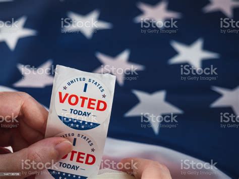 백인 여성의 손은 배경에 미국 국기와 함께 미국 선거를 위한 스티커를 들고 있다 투표에 대한 스톡 사진 및 기타 이미지 투표