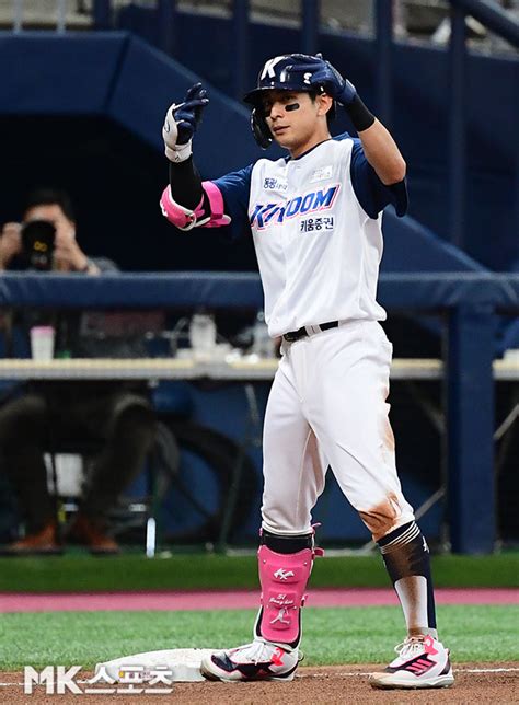 이정후 ‘3루타 치고 세리머니 Mk포토 매일경제