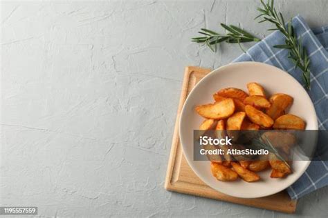 구운 감자 웨지 조각 회색 배경의 냅킨 텍스트 공간으로 접시 맨 위 보기 감자 요리에 대한 스톡 사진 및 기타 이미지 감자 요리 감자 칩 굽기 Istock