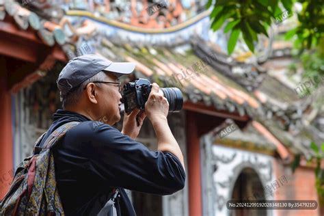 Ai创作图拍照的大爷 拍照的游人 采风旅游 拍鸟的人 景点拍照的人 拿单反 景区拍照的人 古厝旅游 采风的游客 拍鸟人 摄相 游人拍照 抓拍采风 玩单反 拍照的游客 昵图网