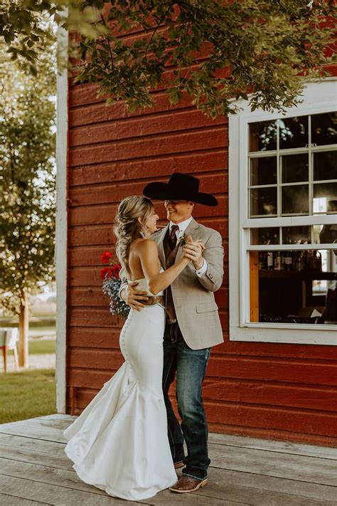 Outdoor Summer Western Wedding Ideas Bride And Groom Pictures
