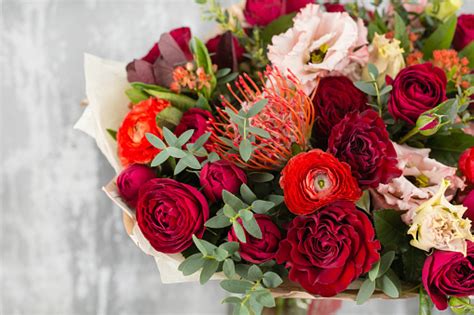 아름 다운 부케입니다 회색 바탕에 봄 꽃입니다 꽃이 게 나무 테이블 다양에 대한 스톡 사진 및 기타 이미지 다양 부케 3월 Istock