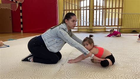 Художественная гимнастика дома для малышей Упражнение 6 Бабочка лягушка Youtube