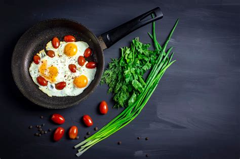 팬에 토마토와 튀긴 계란과 텍스트 공간을 가진 어두운 배경에 신선한 양파 평면도 공란에 대한 스톡 사진 및 기타 이미지 공란 냅킨 노랑 Istock