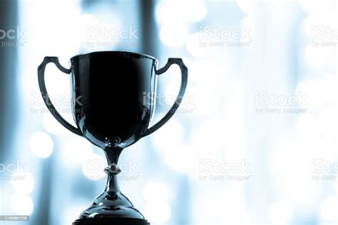 복사 공간 화려한 성공 개념과 추상적 인 흐린 빛 배경에 어둠 속에서 실버 트로피 경쟁 트로피에 대한 스톡 사진 및 기타 이미지