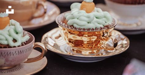 접시에 컵에 녹색 설탕을 입힌 컵 케이크 사진 Unsplash의 무료 스위스 이미지