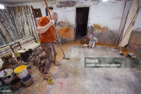 아버지와 어린 아들이 작업실에서 함께 그림을 그리는 모습 2 3 살에 대한 스톡 사진 및 기타 이미지 2 3 살 2명 35 39세 Istock