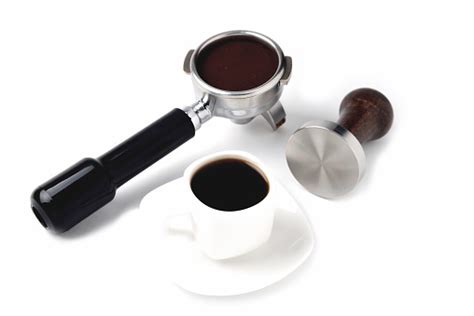 화이트 백그라운드 클로즈업에 천연 간 커피와 템퍼가 있는 커피 혼 커피 한 잔 0명에 대한 스톡 사진 및 기타 이미지 0명