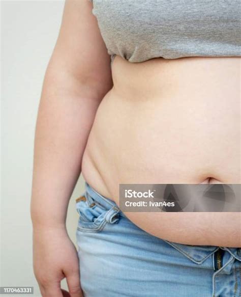 양손으로 자신의 배꼽 지방을 들고 뚱뚱한 여자는 충격의 표현을주는 과체중에 대한 스톡 사진 및 기타 이미지 과체중 복부 사람 복부 Istock