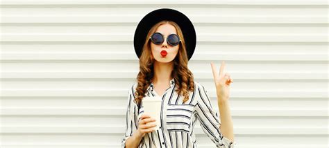 빨간 입술을 불고 검은 둥근 모자를 쓰고 에어 키스를 보내는 세련된 젊은 여성의 초상화 흰색 배경에 줄무늬 셔츠 20 29세에 대한 스톡 사진 및 기타 이미지 Istock