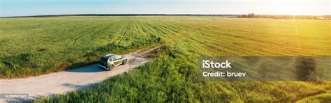 들판 시골 풍경의 시골 도로 근처에 주차된 르노 더스터 자동차 Suv의 공중 전망 화창한 여름 저녁에 시골 도로 근처에 주차된 자동차 Suv의 공중 전망 파노라마 파노라마