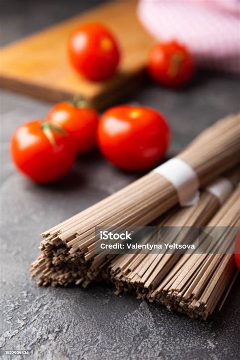 검은 질감의 대리석 배경에 체리 토마토가 들어간 메밀 파스타 생 파스타 글루텐 프리 요리를위한 재료 건강 식품 복사 할 장소 갈색에 대한 스톡 사진 및 기타 이미지 Istock