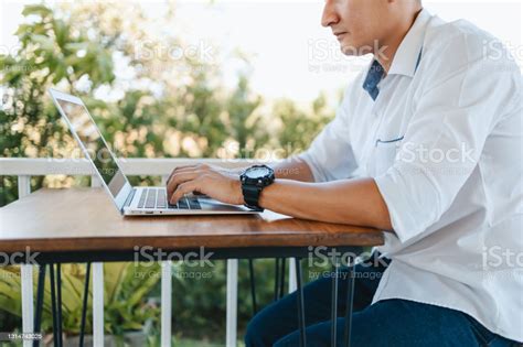 커피숍에서 노트북을 일하는 젊은 사업가 비즈니스 및 프리랜서 직업 개념 Brand Name Online Messaging Platform에 대한 스톡 사진 및 기타 이미지