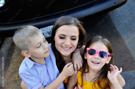 família feliz mãe com filhos sorrindo em area externa Stock Photo Adobe Stock