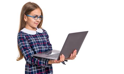 십대 소녀 E러닝 노트북 복사 공간 E러닝 학교 십대 소녀 교육 온라인 십대 소녀 E러닝 온라인 학교에서 흰색 배경 십대 학교 소녀 E러닝에 고립 프리미엄 사진