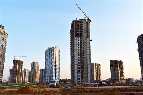 건설 현장에서 콘크리트를 적재하기를 기다리는 대형 믹서 콘크리트 트럭 0명에 대한 스톡 사진 및 기타 이미지 0명 강철 개발 Istock