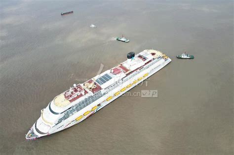 上海首艘国产大型邮轮成功出坞 人民图片网