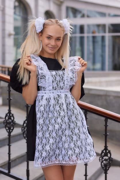 Вертикальный вид на нее в полный рост она милая привлекательная милая милая женственная