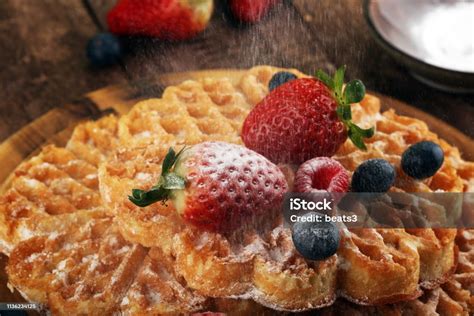 와플 나무에 신선한 과일과 파우더 슈가를 사용한 전통적인 벨기에 와플 과일에 대한 스톡 사진 및 기타 이미지 과일 꿀