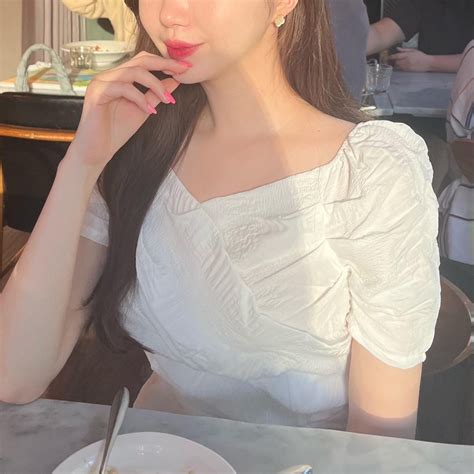 디어레빗 블랑 요루 프릴 랩 와이드 하트넥 블라우스 1 Color 위시버킷