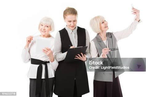 디지털 태블릿 클립보드와 스마트폰 흰색 절연 3 세련 된 경제인 개인 장식품에 대한 스톡 사진 및 기타 이미지 개인 장식품 경영자 노인 Istock