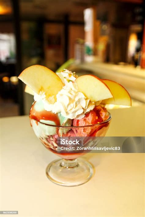 숲 과일과 사탕과 아이스크림 컵 높은 유리 비 커 근접 촬영에서에서 녹는 다 수 제 아이스크림 디저트입니다 아이스 크림가 게 빵이 게 공공 시장 커피 바 디저트 달콤한