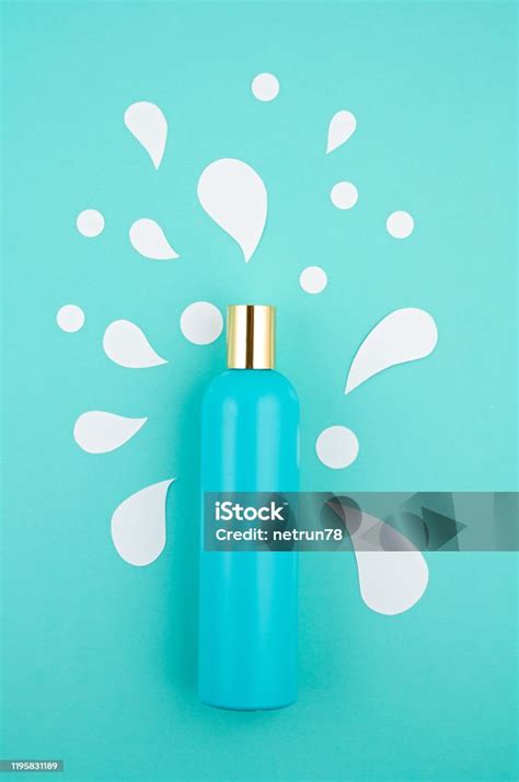 종이 컷 스플래시와 파스텔 현대 종이 배경에 화장품 병 제품 패키지 브랜딩을 위한 모형 물이 튀는에 대한 스톡 사진 및 기타 이미지 물이 튀는 분무 페이퍼커팅