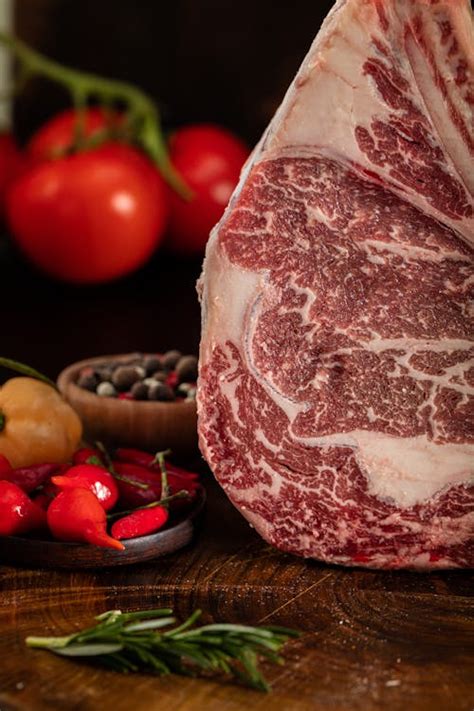 가정 요리 건강한 검은 후추 고기 고추 날 음식 날고기 단백질 대리석 고기 로즈마리 마블링 맛있는 목조 판자 미식가 붉은 고기 생 스테이크