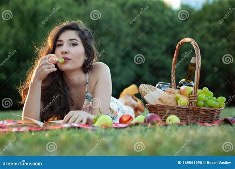 Sexy Brunette Vrouw Op Picknick Deken In Het Park Stock Afbeelding