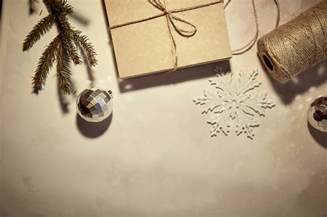 Diy 수제 크리스마스 선물 제작 장식 문자열 전나무 나무의 가지 선물 상자와 그림자와 트렌디 한 장식 복고풍 빈티지 카드 메리 크리스마스 개념 비네팅 복사 공간 0명에