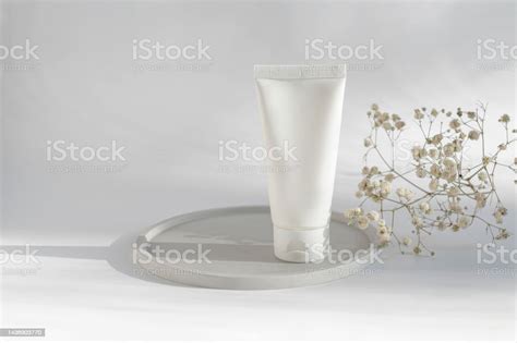 흰색 화장품 크림 튜브 흰색 배경에 둥근 콘크리트 트레이에 있는 밤 항아리 모형 제품 빈 용기를 구성하십시오 몸과 얼굴 관리 개념 0명에 대한 스톡 사진 및 기타 이미지