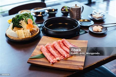 사각 나무 접시에 높은 차 돌 박이 텍스처와 프리미엄 드문 조각 와규 A5 쇠고기 스키야키와 샤 브 샤 브에 대 한 봉사 고급에