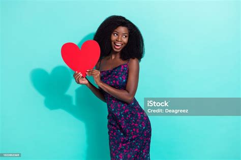 밝은 청록색 배경에 고립 된 드레스에 빨간 마음을 보여주는 빈 공간을 찾고 호기심 여자의 사진 초상화 사색에 대한 스톡 사진 및 기타 이미지 Istock