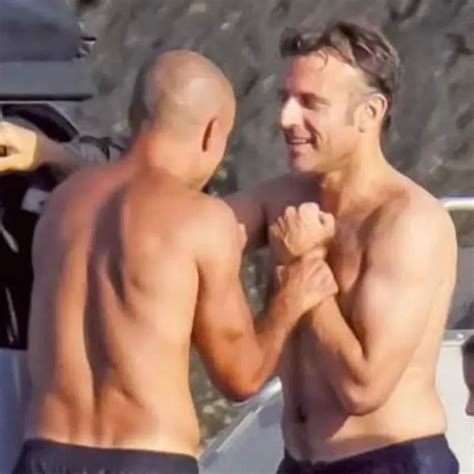 Президента Франции Эмманюэля Макрона целующегося с мужчиной сфотографировали на отдыхе