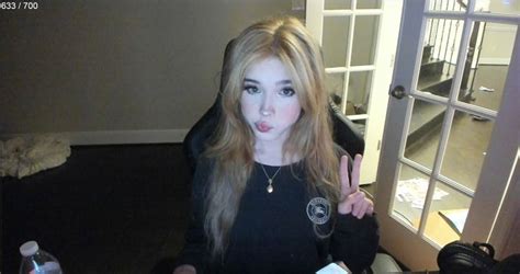 Egirl Gamer Girl Short Blonde Hair Blonde Egirl Blonde Girl