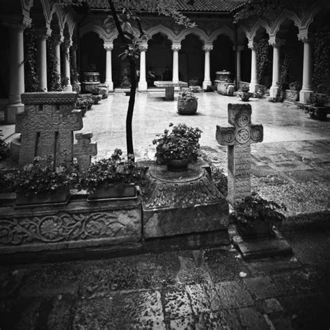 무료 이미지 빛 검정색과 흰색 건축물 화이트 밤 사진술 건물 아치 건축가 안마당 어둠 교회에 검은