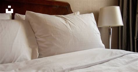 램프가 달린 침대 사진 Unsplash의 무료 회색 이미지